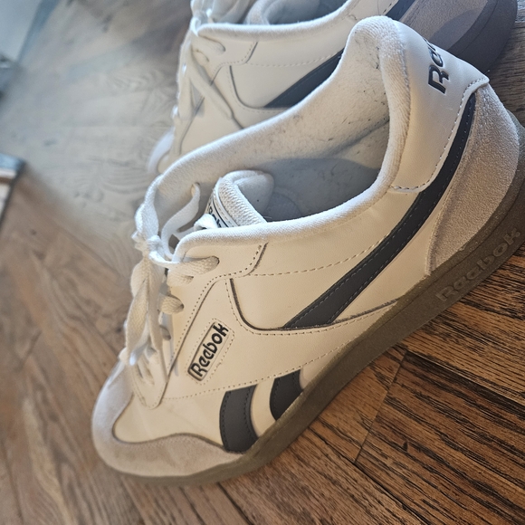Reebok | Shoes | Clssic Reebok White And Navy Blue Gum Bottom Sneakers ...